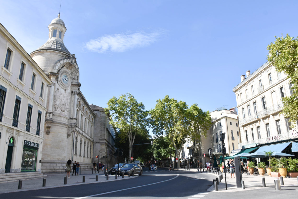 Centre ville de nimes_face aux arènes de nimes - Un couple en Vadrouille